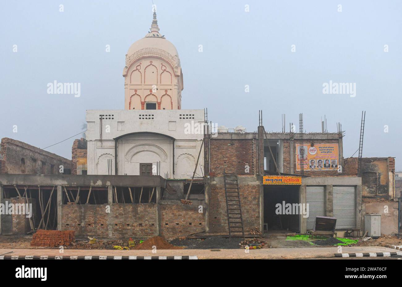 Ayodhya, Inde. 27 décembre 2023. Une vue sur un ancien temple rénové à ...