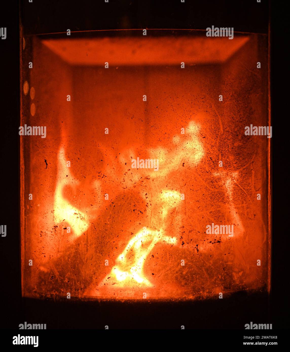 Ein Holzofen mit gluehenden Holzscheiten Symbolbild Neue Verordnung ab 2024 : Welche Kaminöfen ...