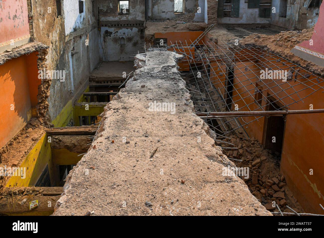 Ayodhya, Inde. 26 décembre 2023. Une vue sur un ancien temple rénové ...