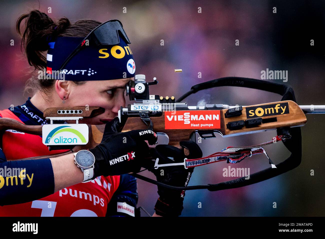 La gagnante française Julia Simon participe à la course de poursuite ...