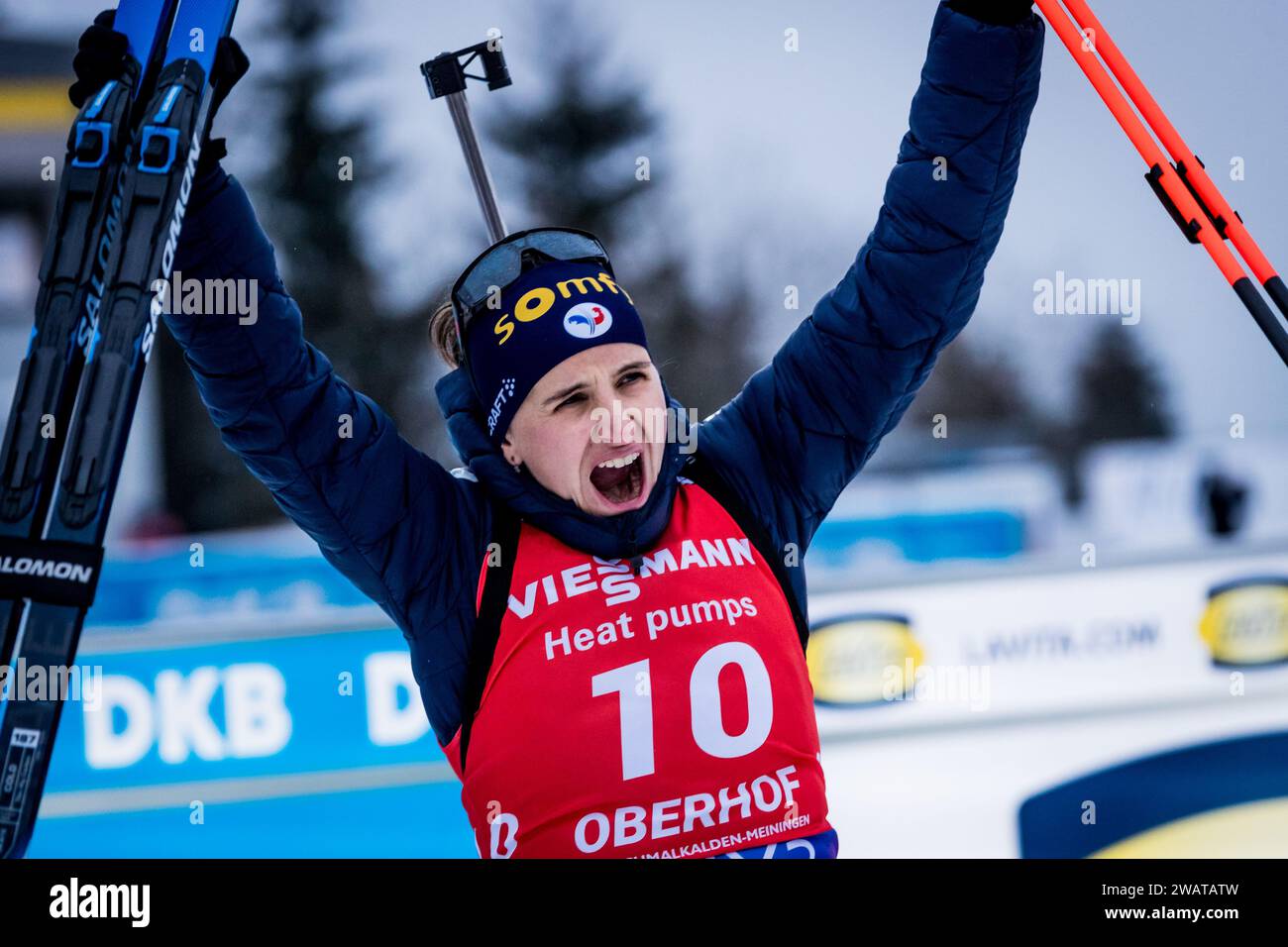La gagnante Julia Simon, de France, célèbre après la course de ...