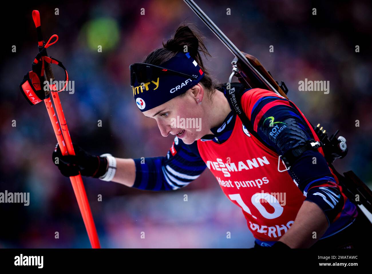 La gagnante française Julia Simon participe à la course de poursuite ...