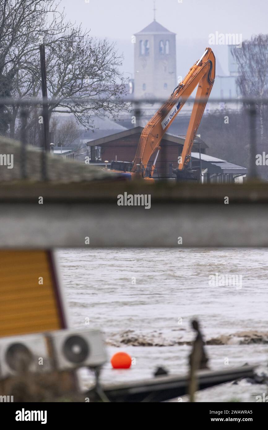 MAASTRICHT - travaux sur les péniches à Bosscherveld. Aujourd’hui, deux ...