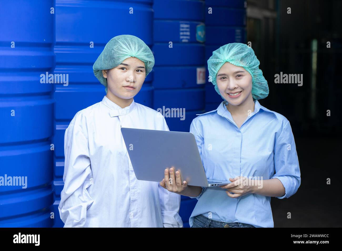 L'équipe d'ingénieurs d'officier de contrôle de la qualité de l'eau ...