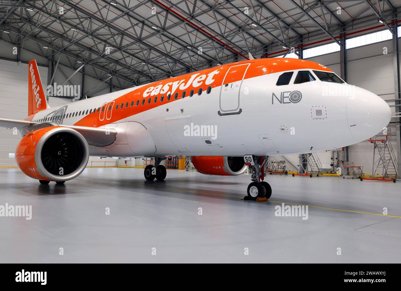 Un Airbus A320 NEO easyJet se trouve dans le hangar de maintenance ...