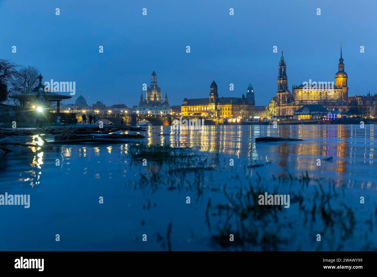 Elbehochwasser à Dresde Beim ersten Hochwasser des Jahres 2024, ist der ...