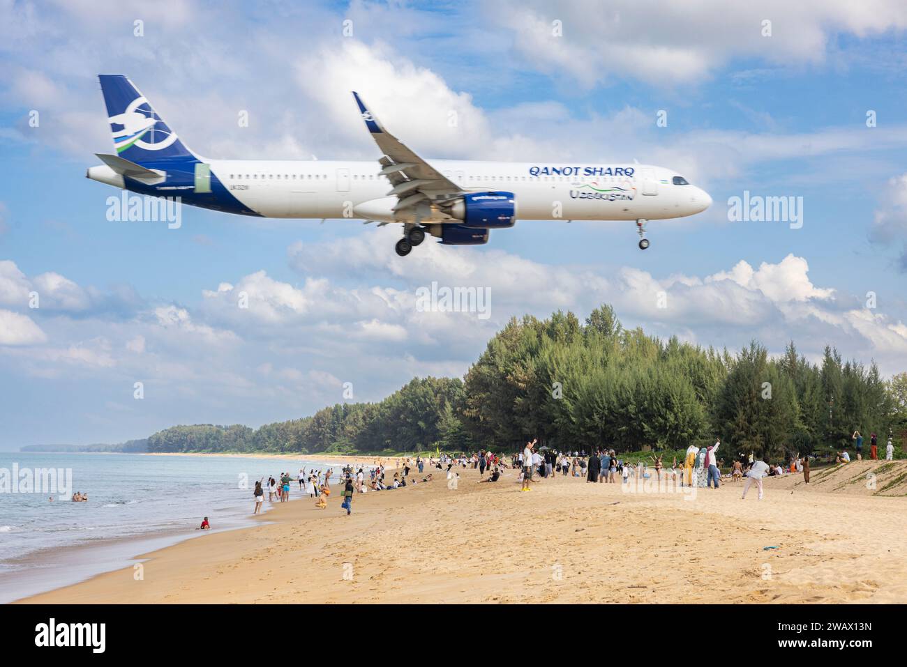 Phuket, THAÏLANDE - 30 décembre 2023 : atterrissage d'un avion de la ...