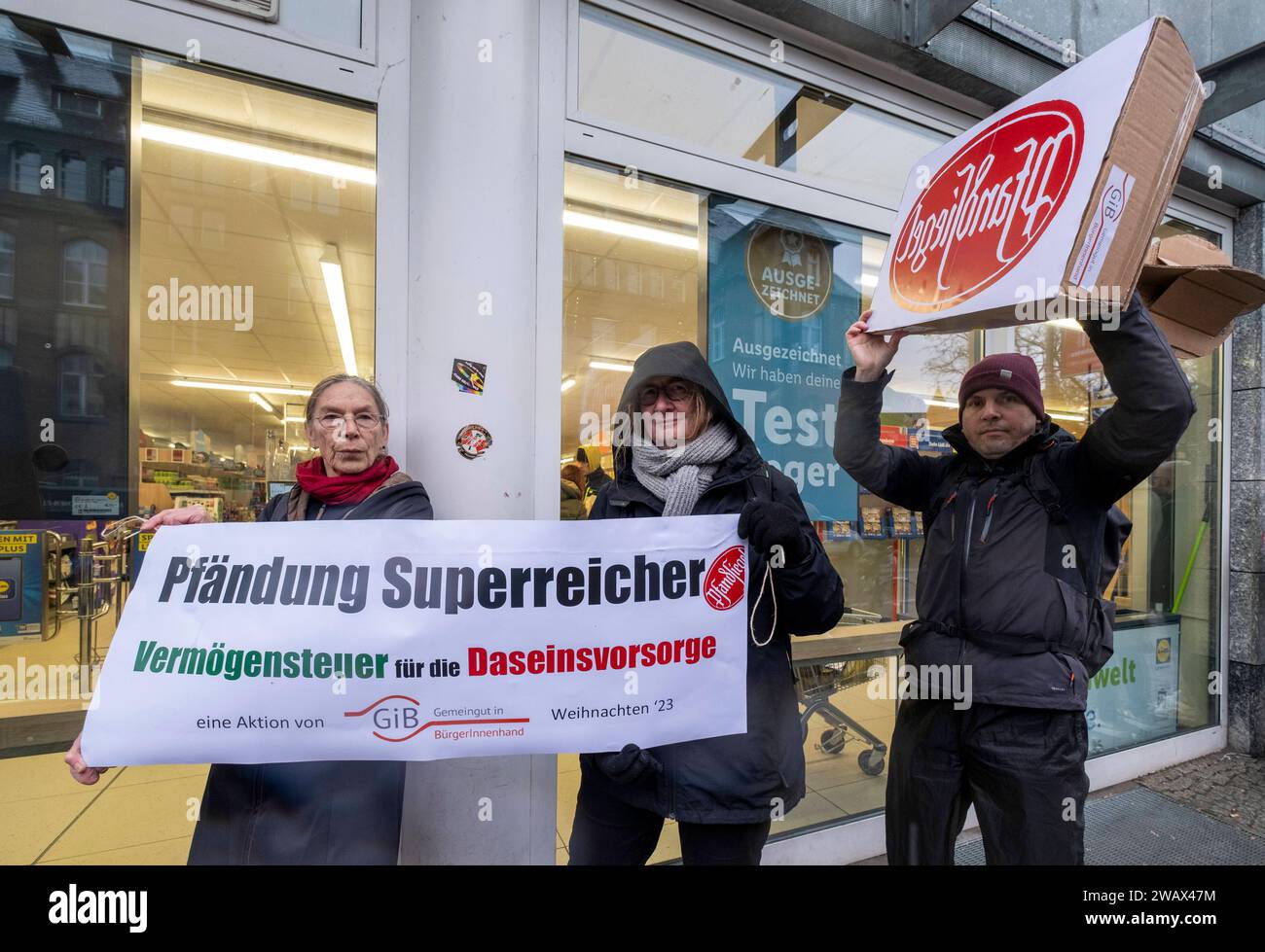 Symbolische Pfändungen von Superreichen Deutschland, Berlin, 21.12.2023 ...