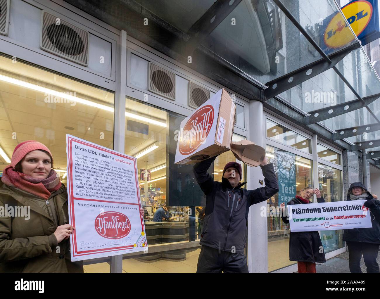 Symbolische Pfändungen von Superreichen Schulen sanieren, die Bahn für den Klimaschutz ausbauen ...