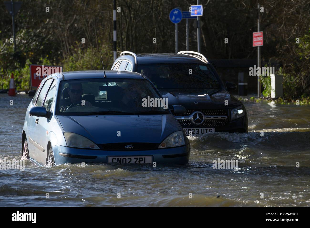 Voitures traversant les inondations Banque de photographies et d’images à haute résolution - Alamy