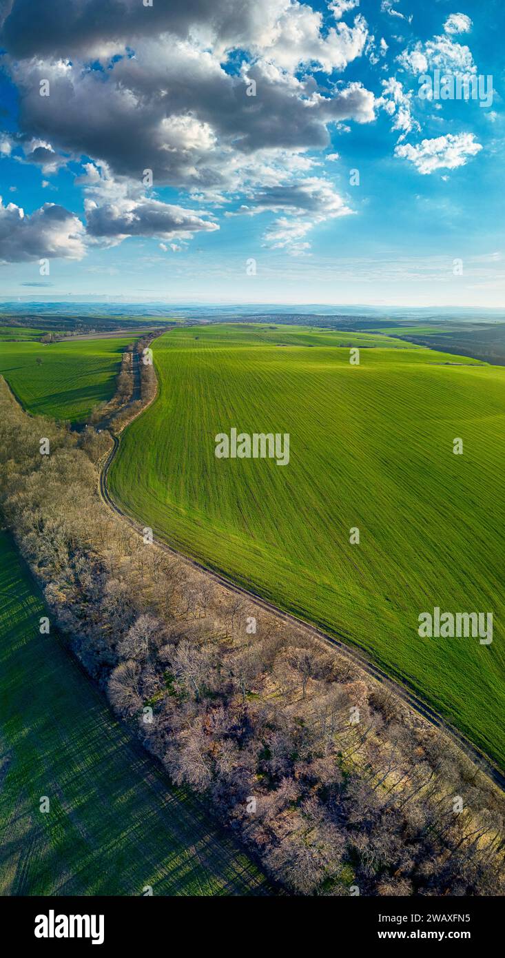 Vue drone sur Erkesia, ancienne banque de défense des frontières dans ...
