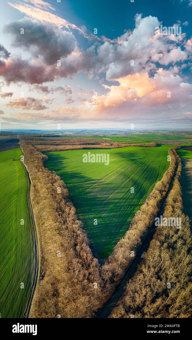 Vue drone sur Erkesia, ancienne banque de défense des frontières dans ...