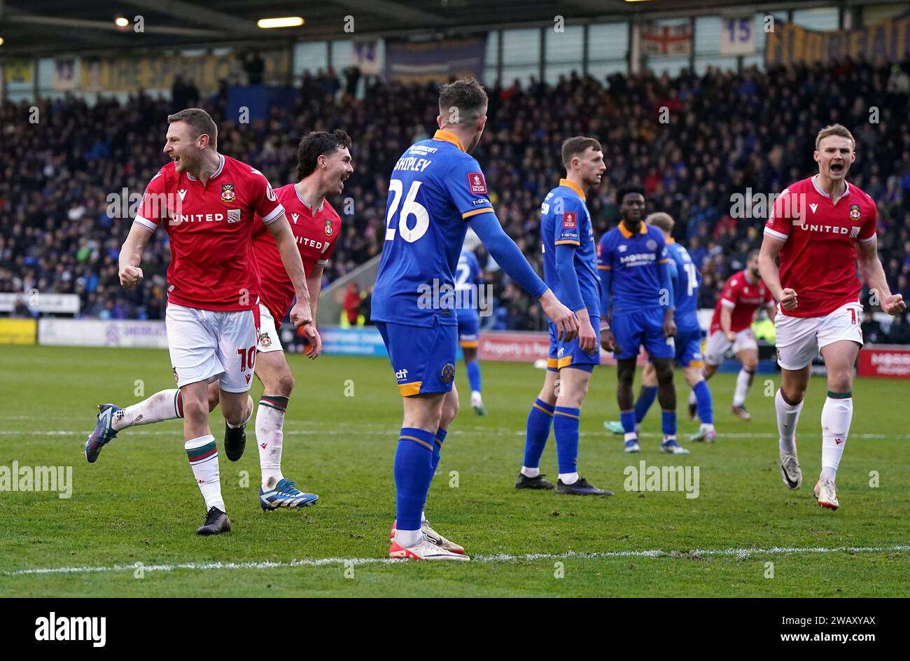 Thomas O'Connor de Wrexham (deuxième à gauche) célèbre avoir marqué le ...