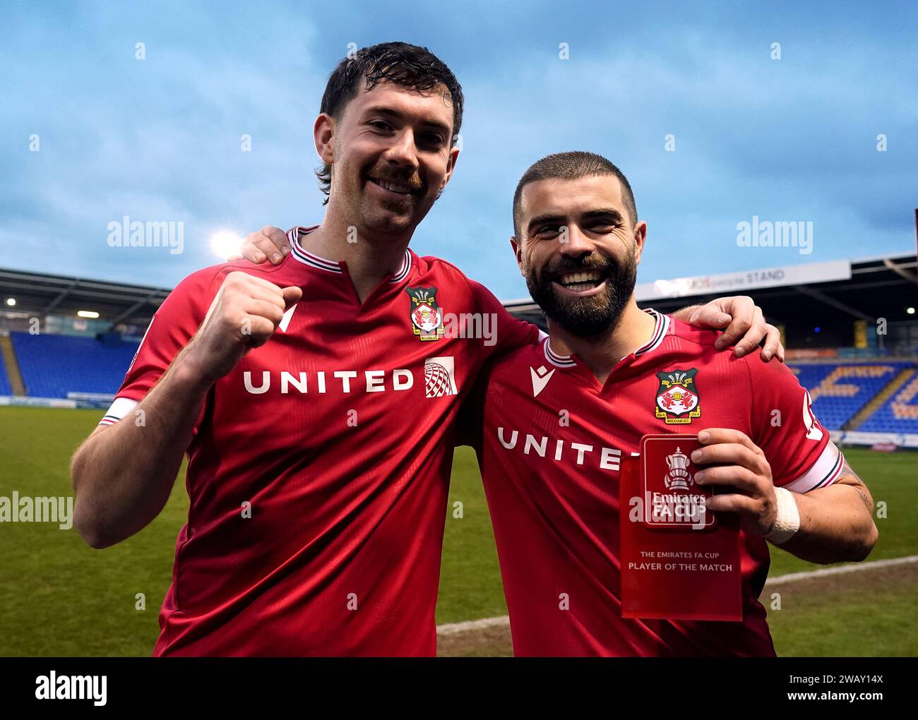Thomas O'Connor de Wrexham et le MOTM Elliot Lee (à droite) après le ...
