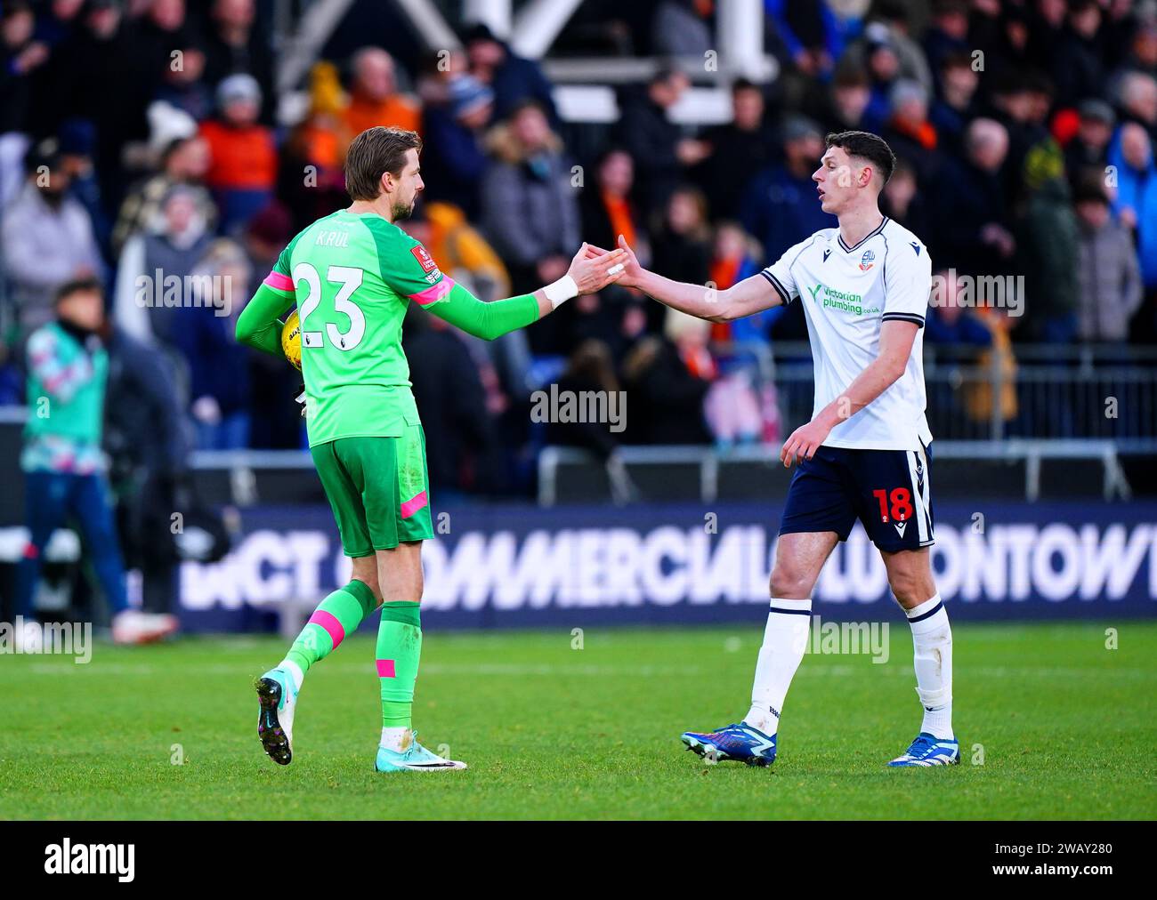 Le gardien de but de Luton Town Tim Krul (à gauche) serre la main d ...