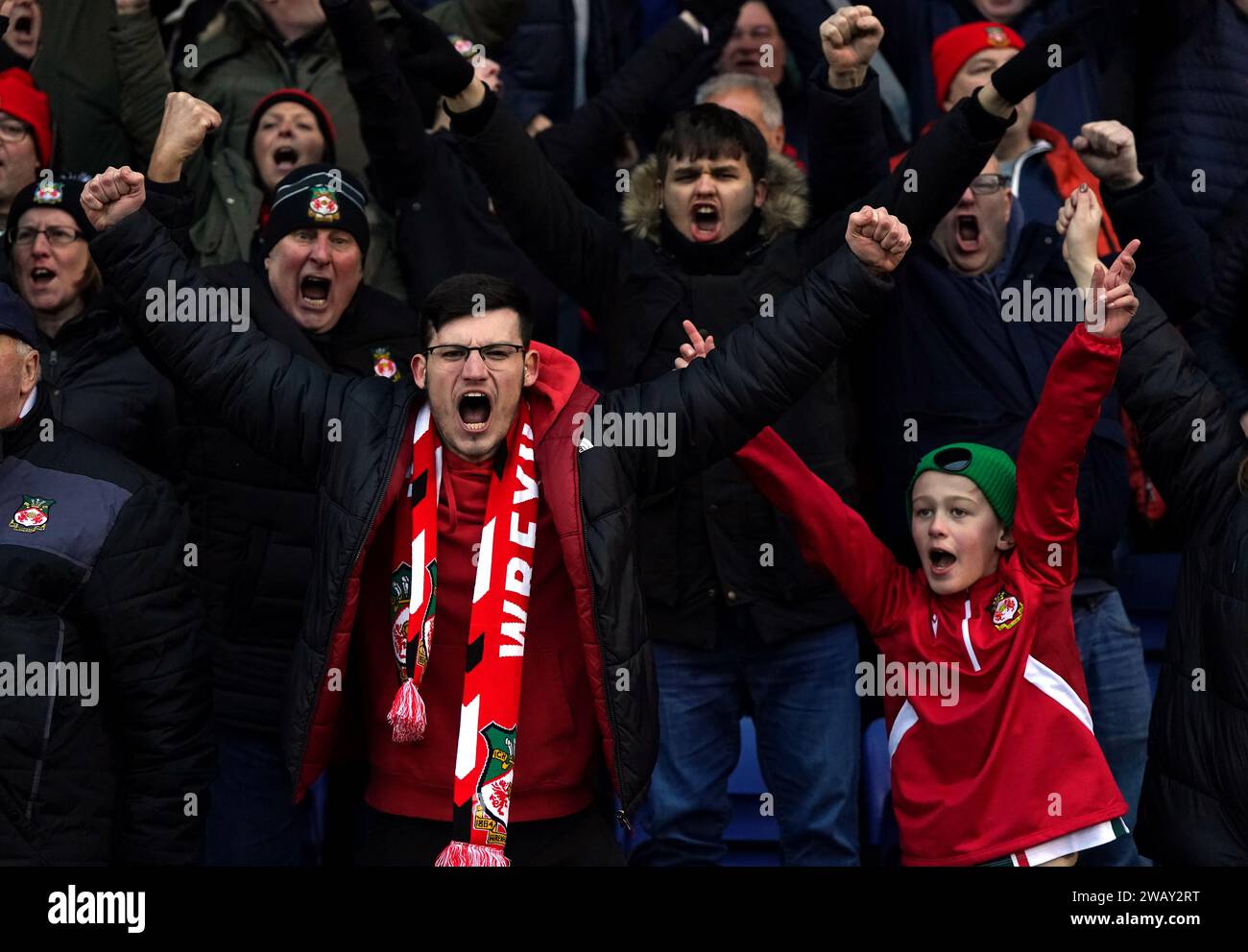 Les supporters de Wrexham célèbrent lors du match du troisième tour de ...