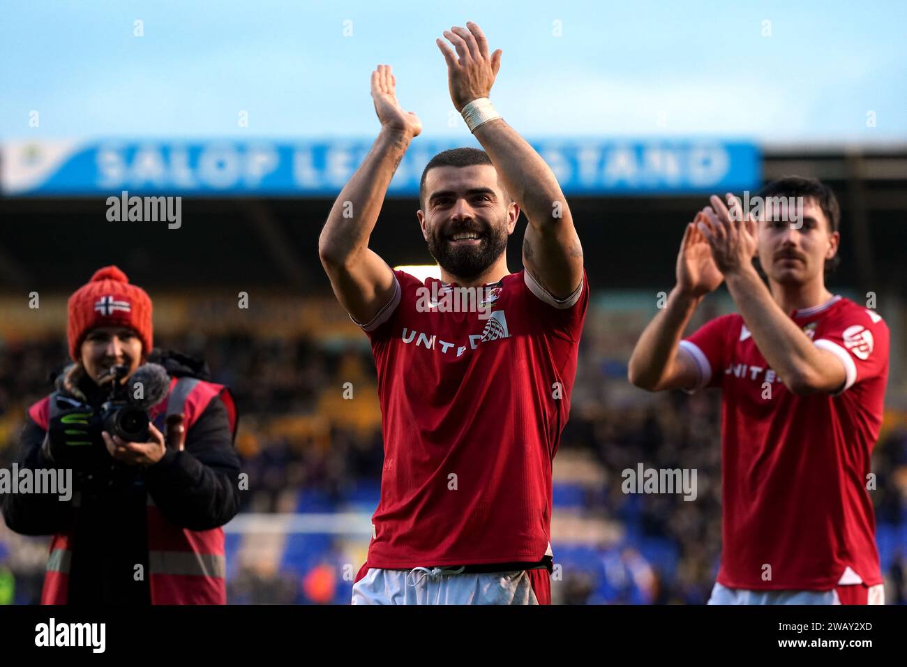 Thomas O'Connor de Wrexham (à droite) et Elliot Lee après le match du ...