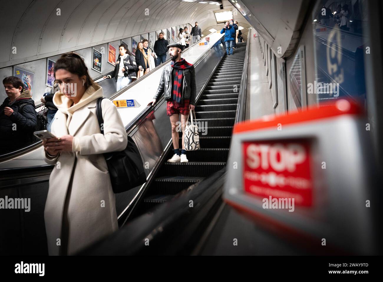 Les gens de la gare Euston de Londres participent au No Trousers tube ...