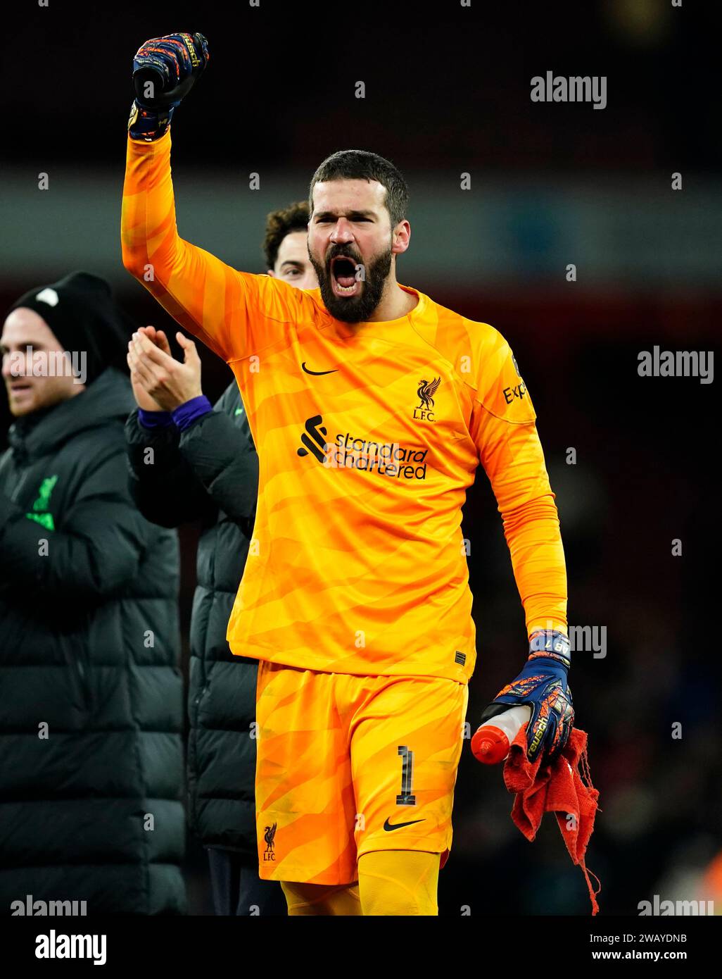 Le gardien de but de Liverpool Alisson Becker célèbre après le match du ...