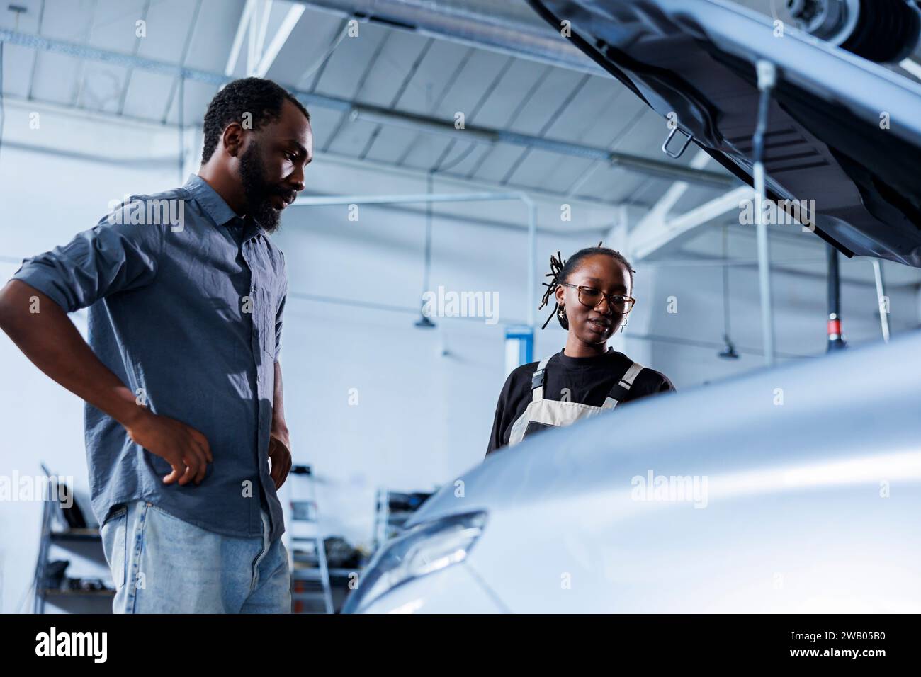 Le mécanicien de l'atelier de réparation automobile effectue une ...