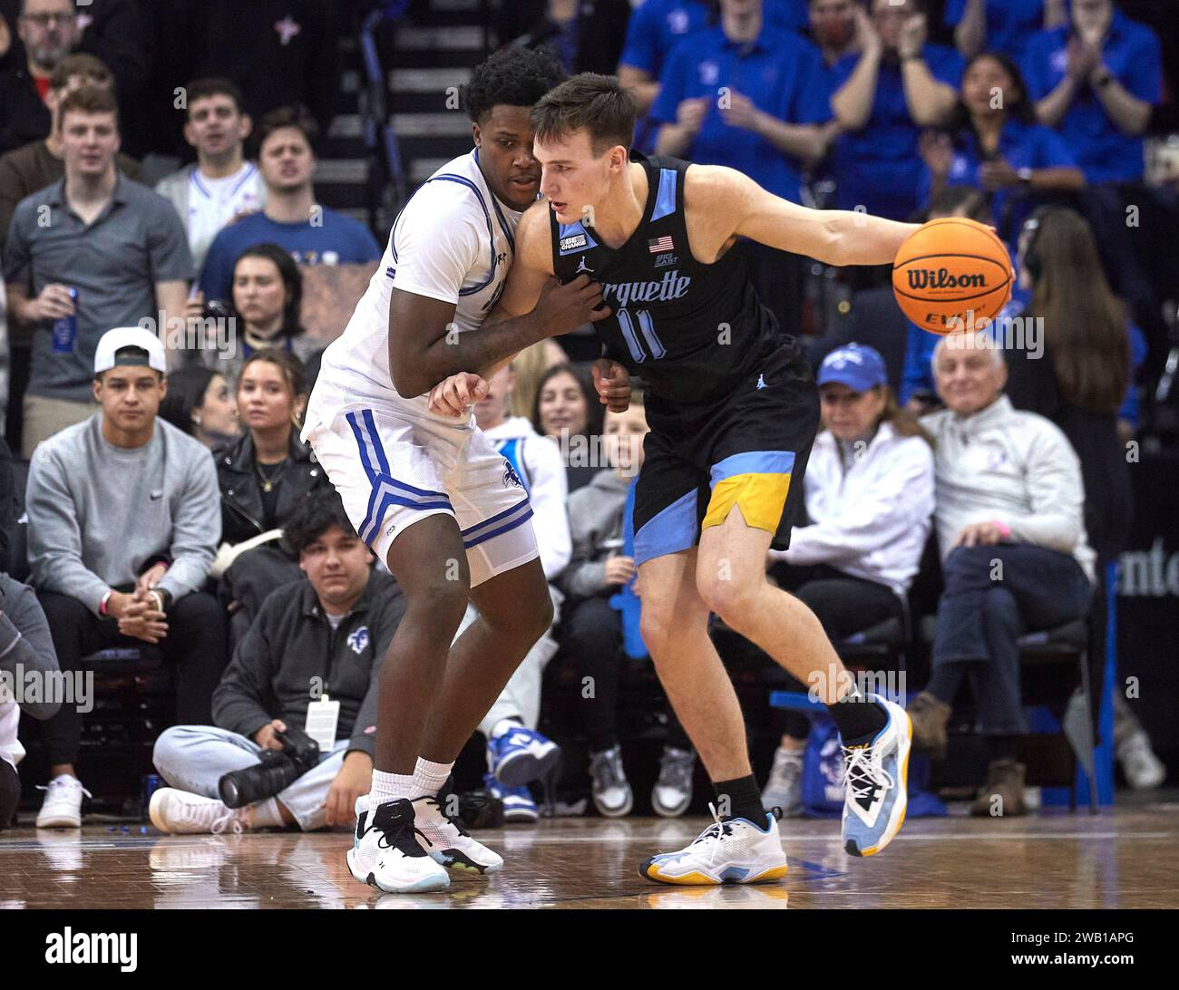 Tyler Kolek (11 ans), garde des Golden Eagles de Marquette, subit la ...