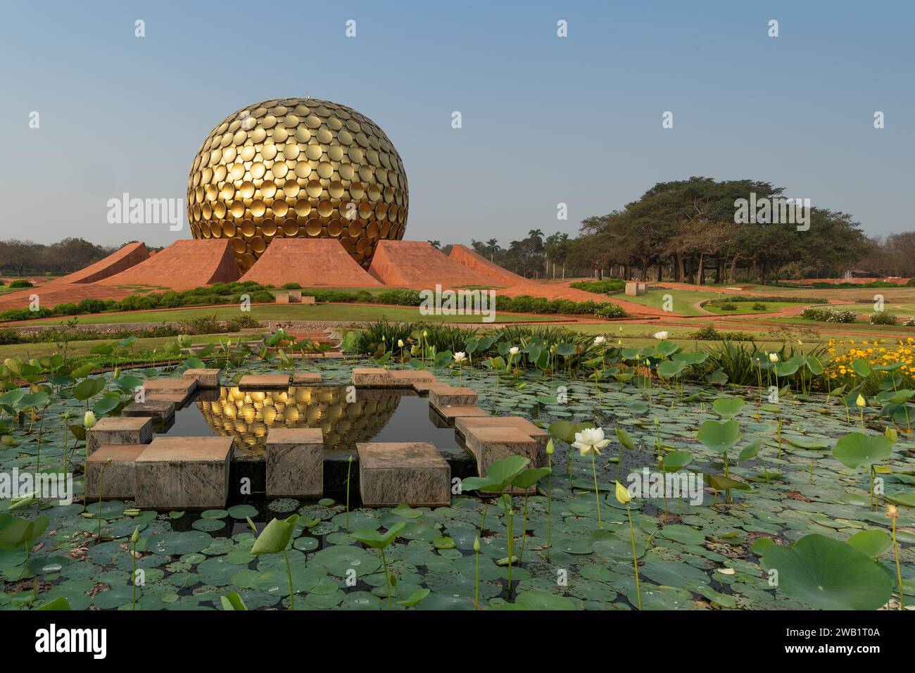 Matrimandir auroville pondicherry india Banque de photographies et d ...