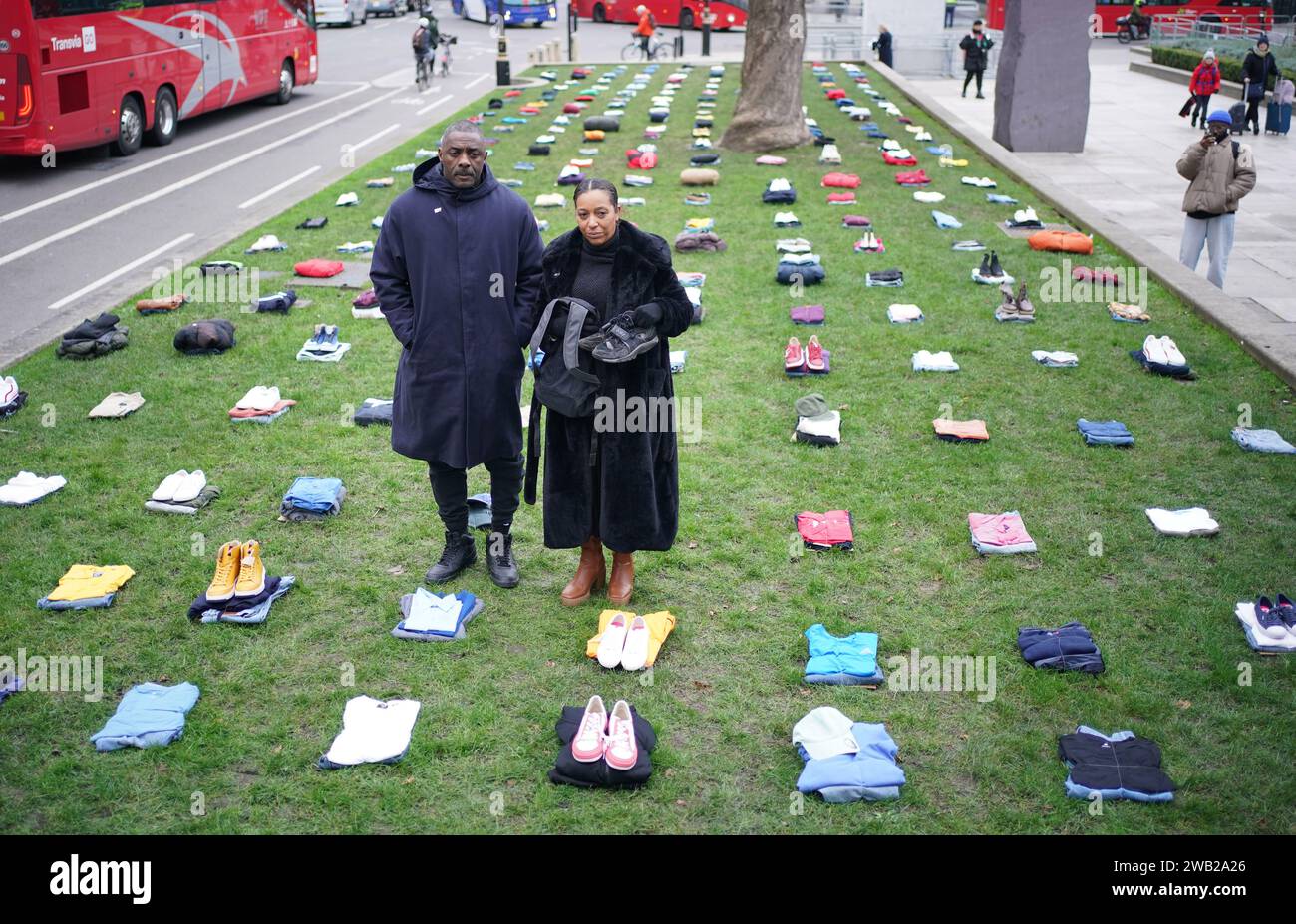 Yemi Hughes, tenant les vêtements que portait son fils André Aderemi ...