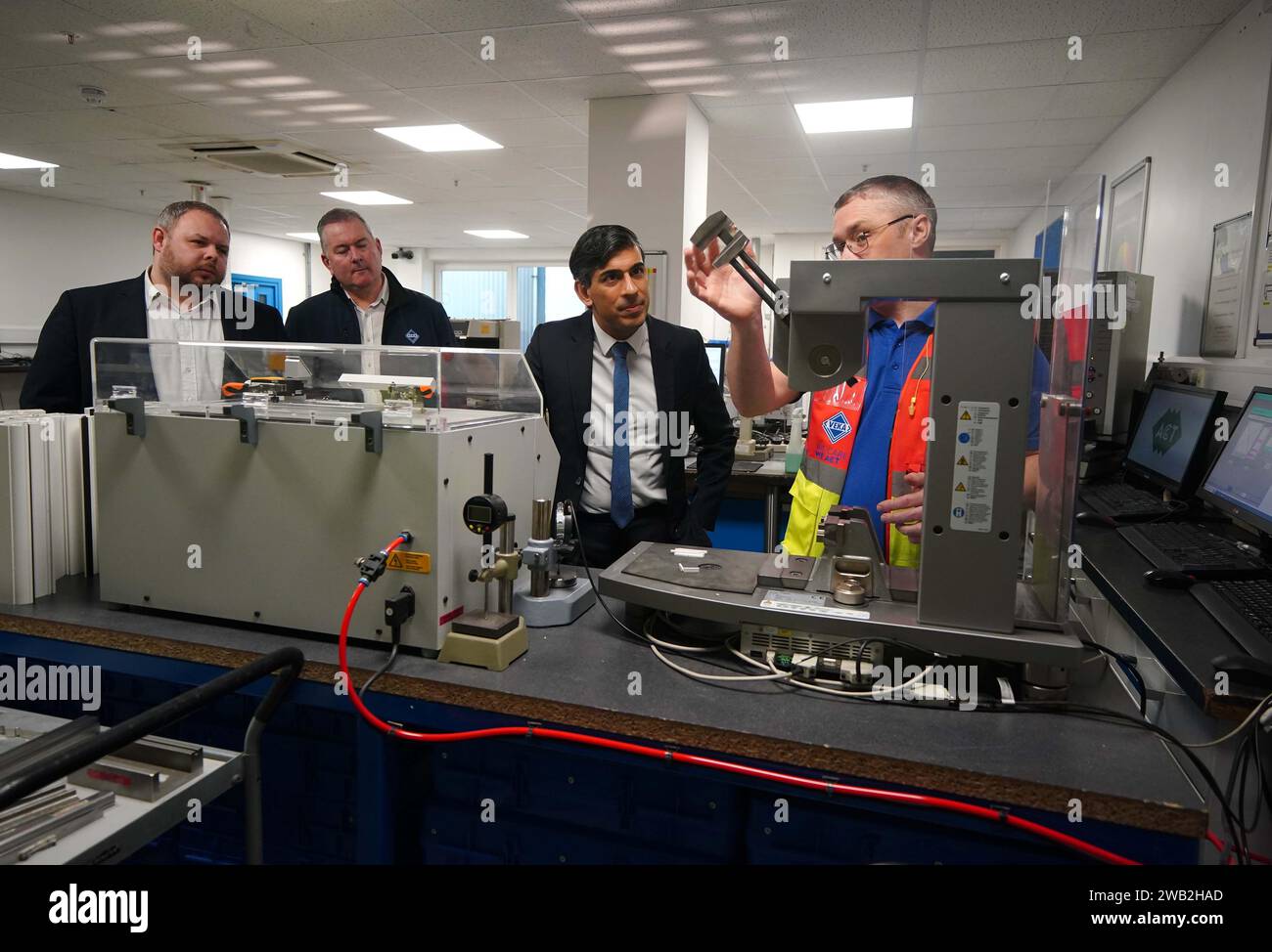 Le Premier ministre Rishi Sunak (2e à droite) avec Neil Evans Directeur ...
