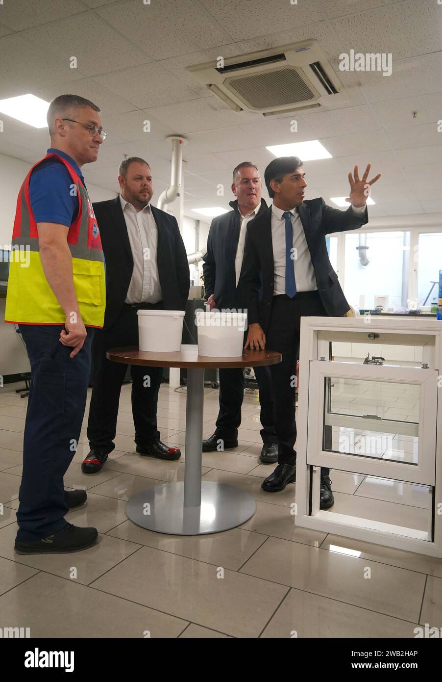 Le Premier ministre Rishi Sunak (à droite) avec Neil Evans, directeur ...