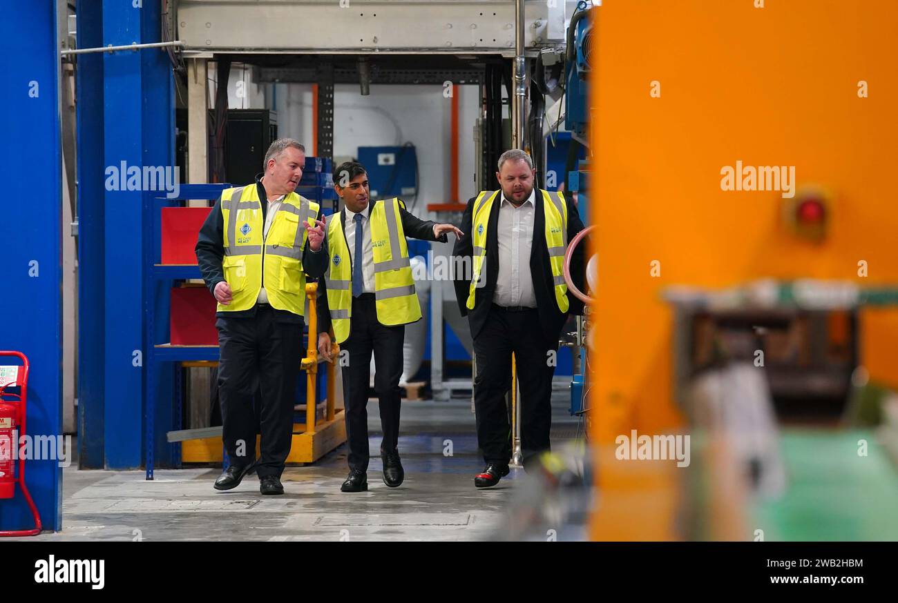 Le Premier ministre Rishi Sunak (au centre) avec Neil Evans, directeur ...
