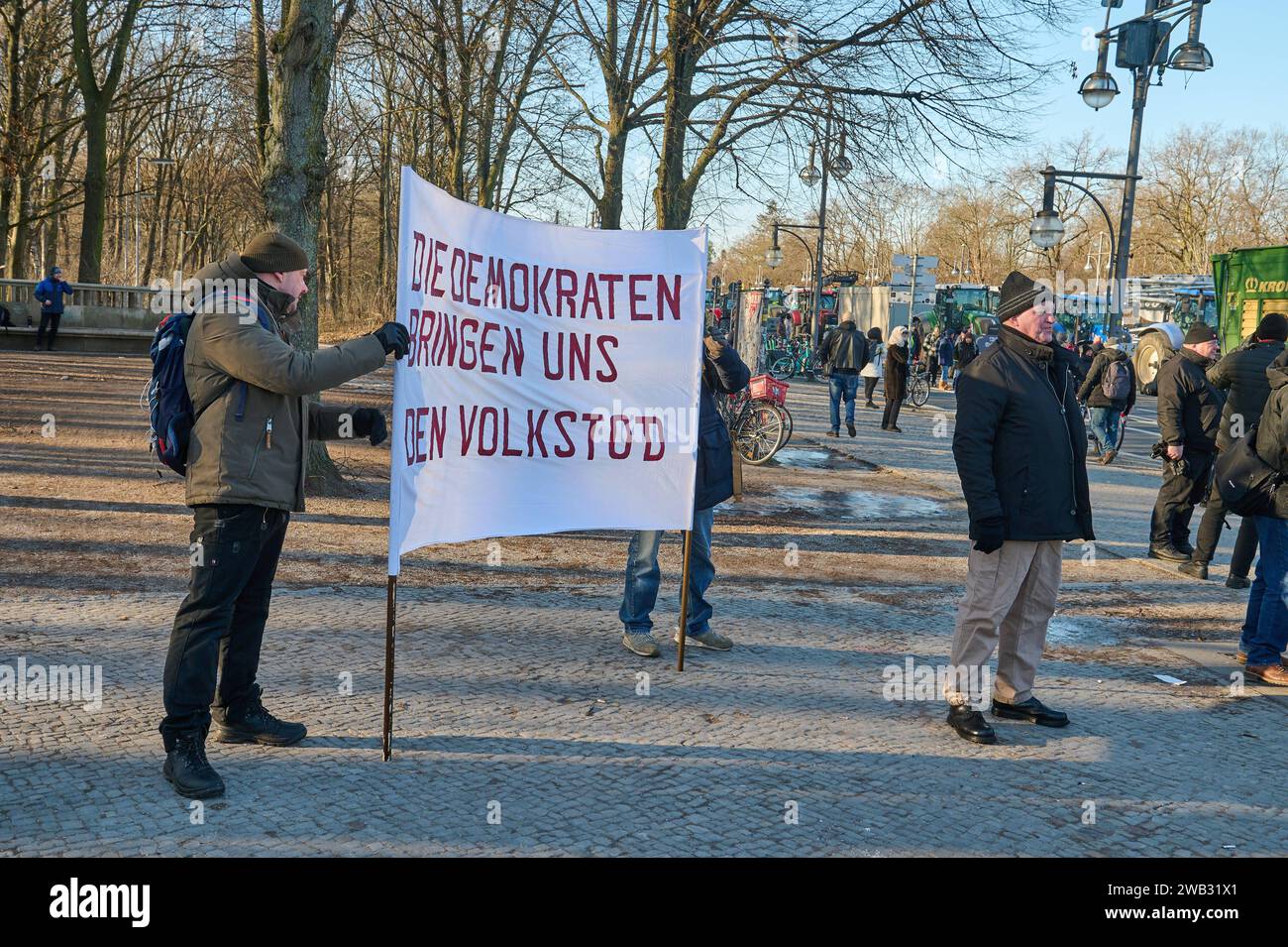Bauern protestieren am 08.01.2024 vor dem Brandenburger Tor à Berlin ...