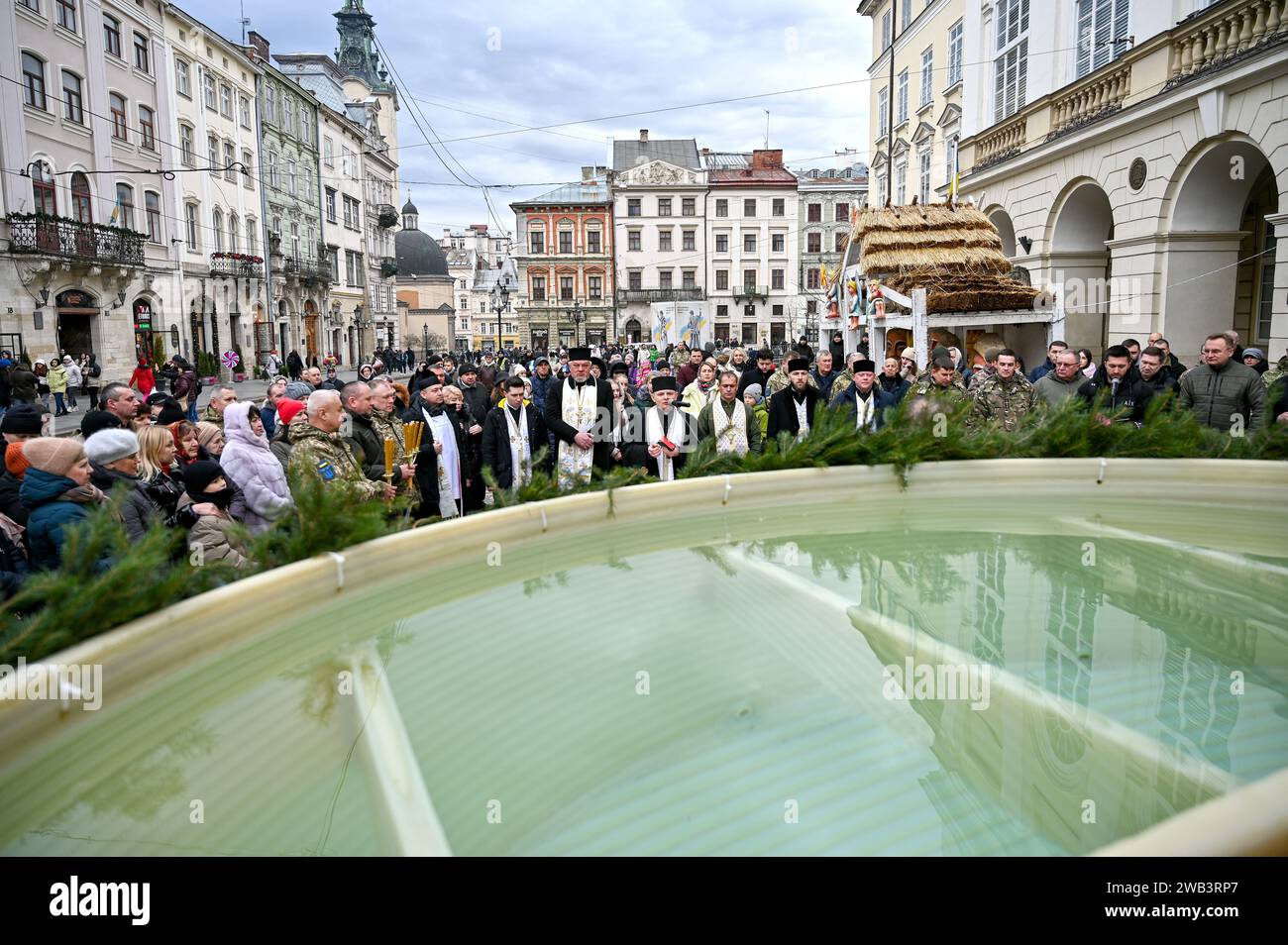 LVIV, UKRAINE - 6 JANVIER 2024 - les dévots sont rassemblés sur la ...