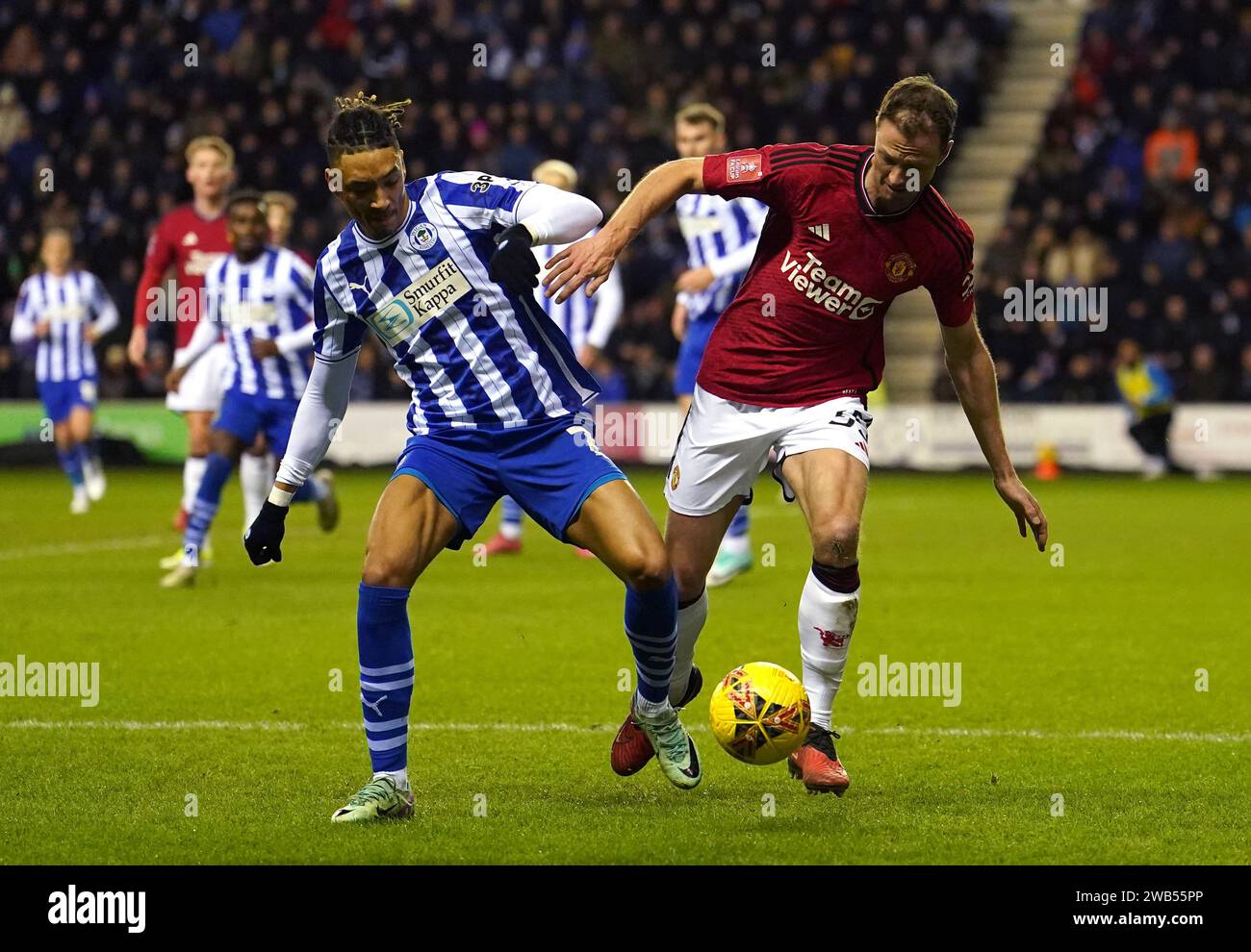 Sean Clare de Wigan Athletic (à gauche) et Jonny Evans de Manchester ...
