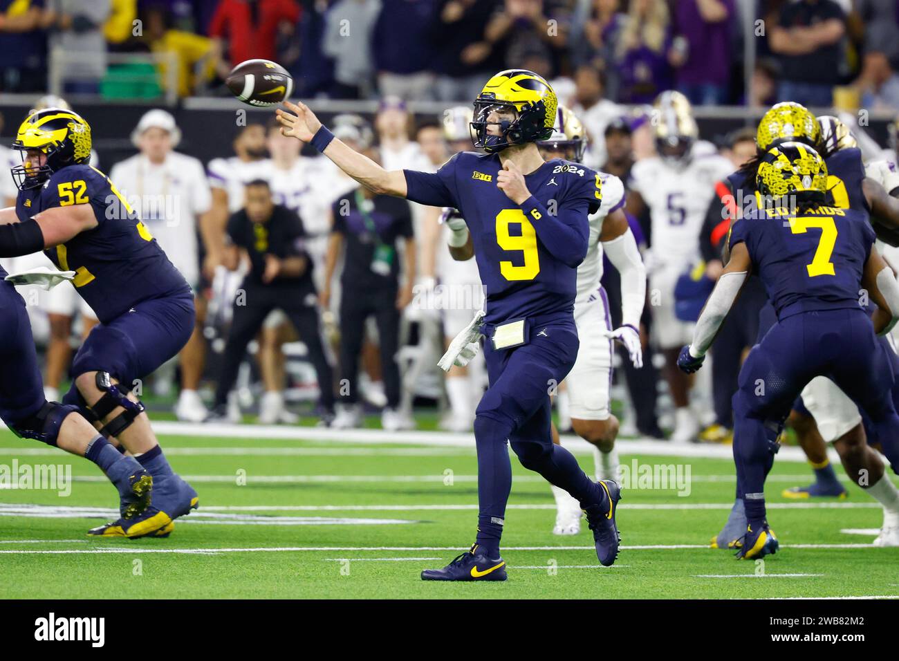 8 janvier 2024 : le quarterback des Michigan Wolverines J.J. McCarthy (9) passe le ballon lors ...