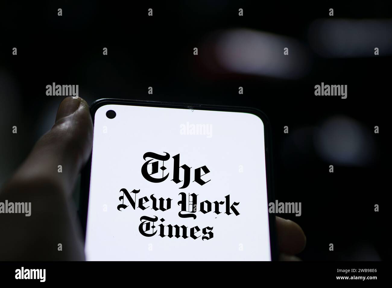 Dhaka, Bangladesh - 09 janvier 2024 : mains tenant un smartphone avec ...