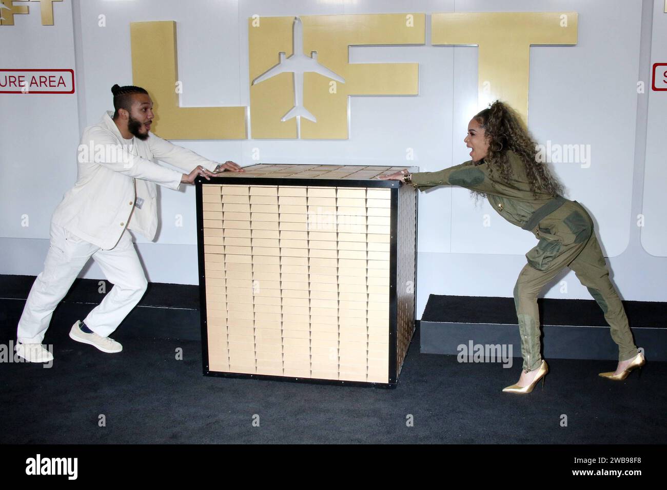 NEW YORK, NY - JANVIER 8 : Gabriel Hostin et Sunny Hostin à la première ...