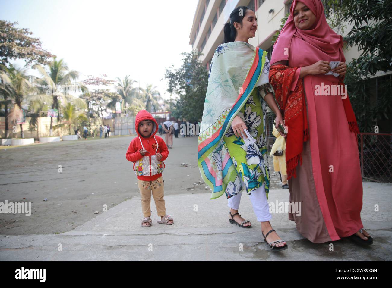 Les électeurs accompagnés de leur enfant se rendent au Donia College ...