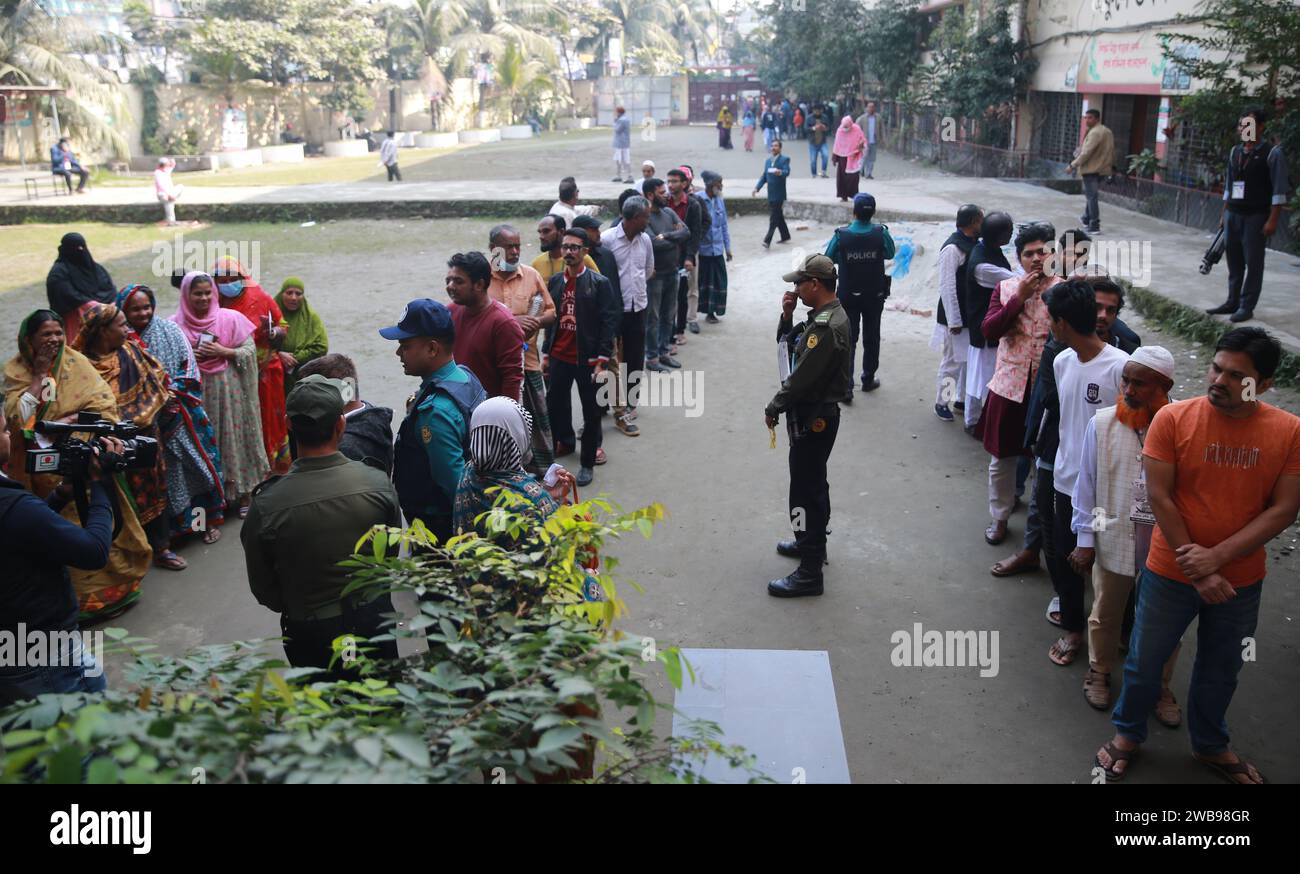 Les électeurs font la queue devant un centre de vote au Donia College ...