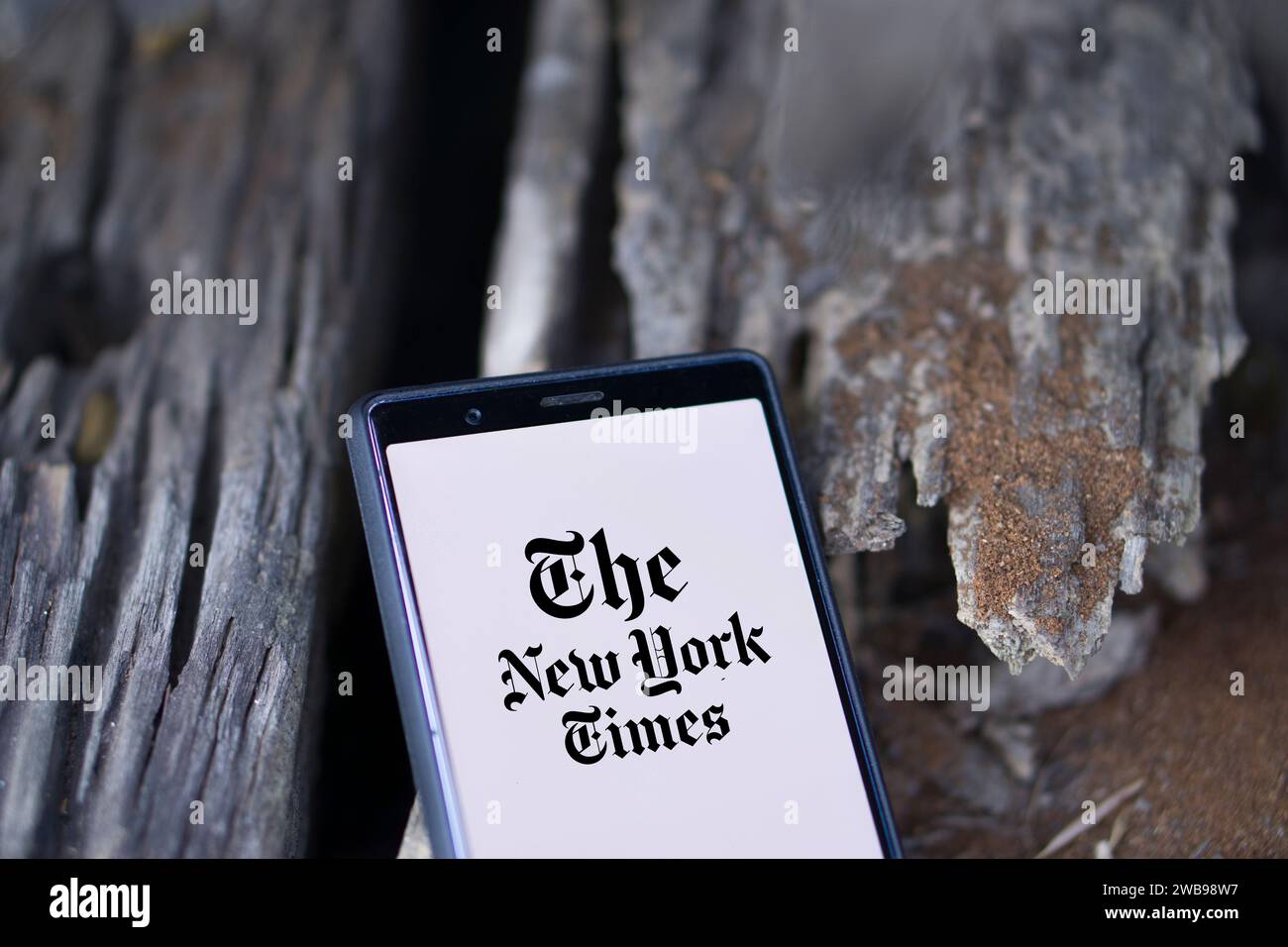 Dhaka, Bangladesh - 09 janvier 2024 : mains tenant un smartphone avec ...