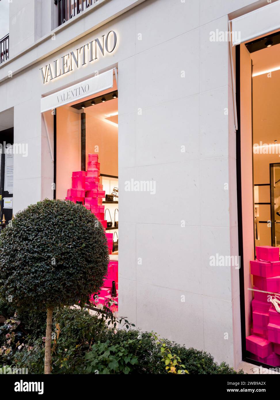 France, Paris, 09 janvier 2024 - magasin Valentino. Valentino est une ...