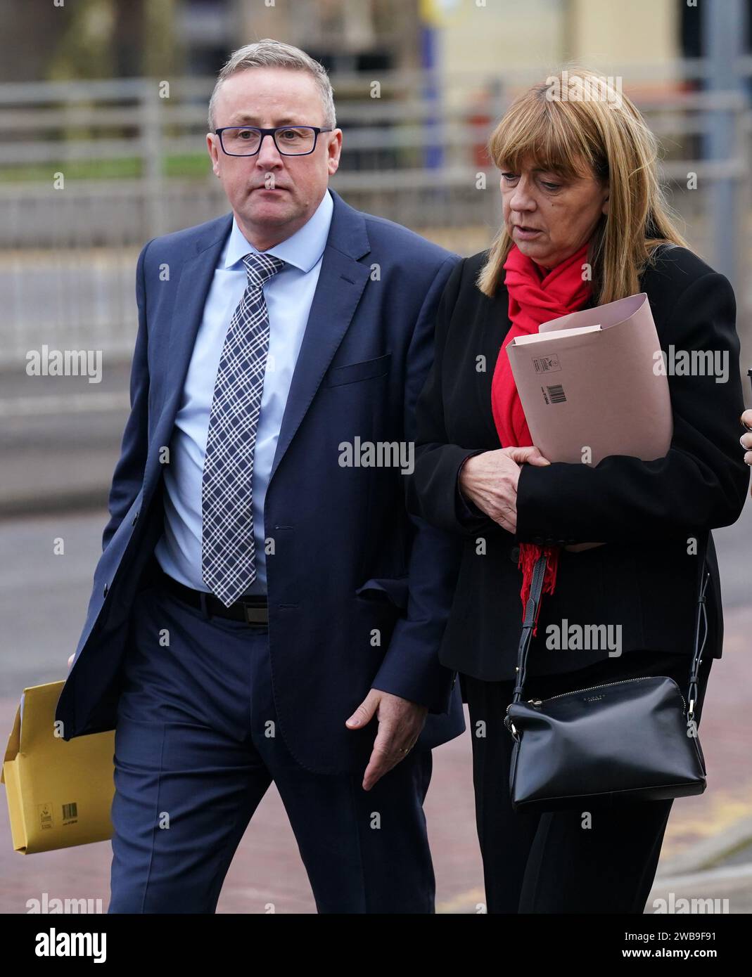 Linda et Stuart Allan, les parents de Katie Allan, à la Cour du shérif ...