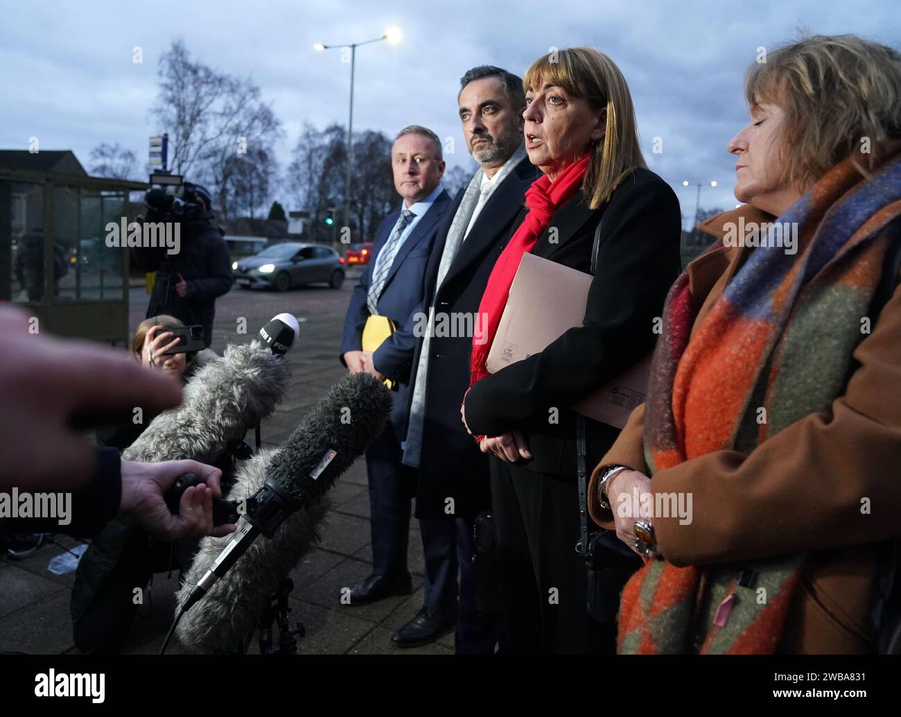 Linda Allan, mère de Katie Allan, parle aux médias aux côtés de l ...