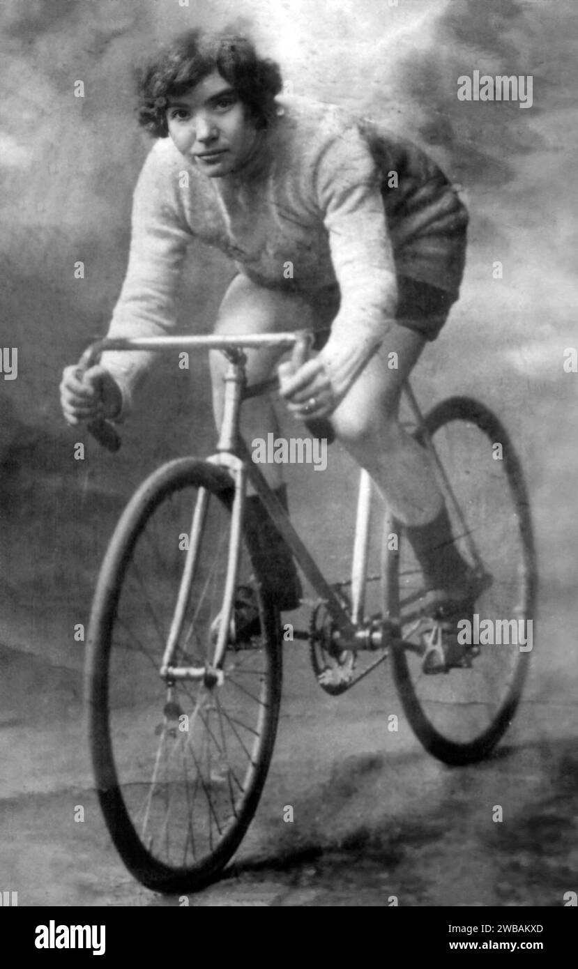 Portrait de femme cycliste Banque d'images noir et blanc - Alamy