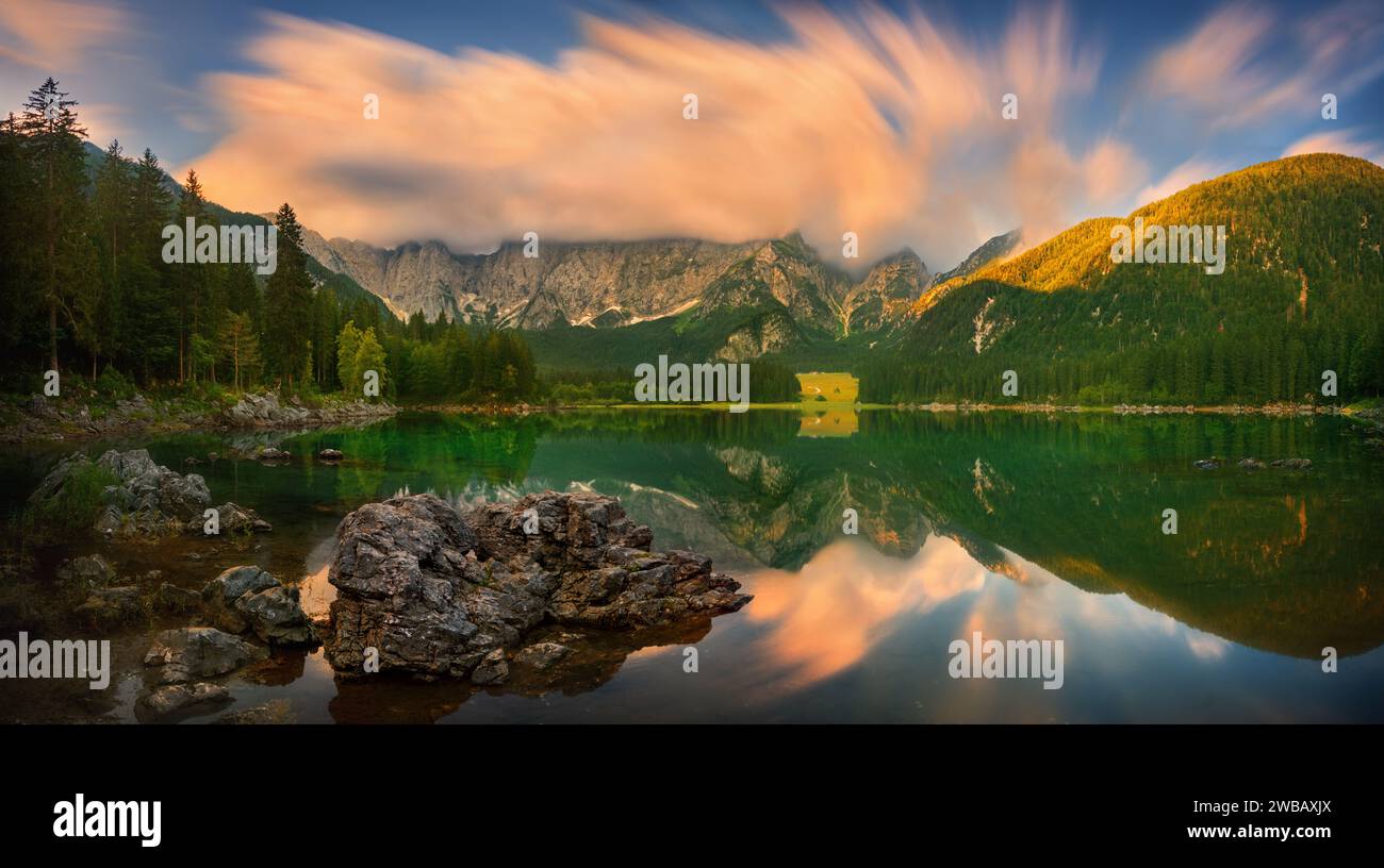 Lac laghi di fusine italie Banque de photographies et d’images à haute ...