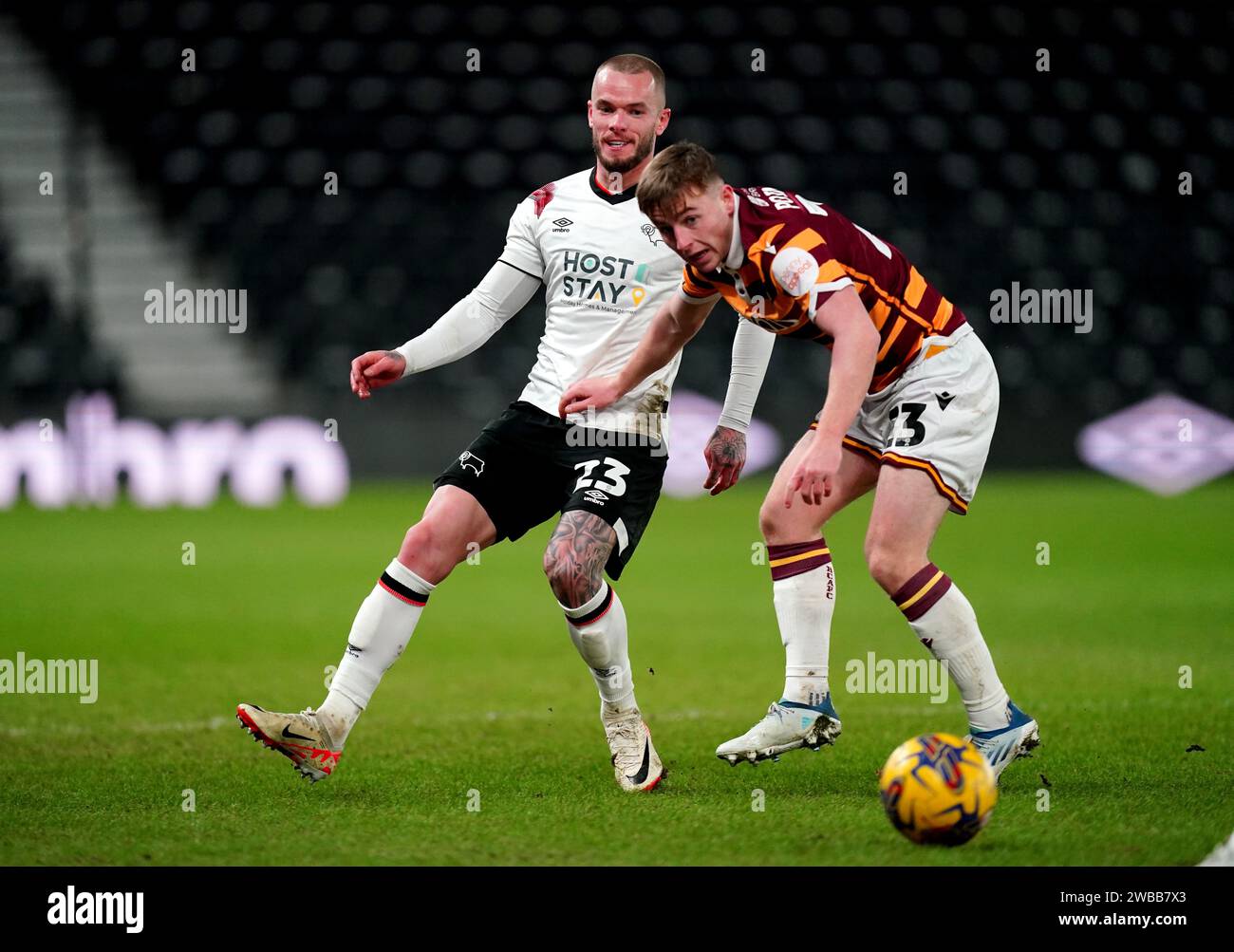 Joe Ward du comté de Derby (à gauche) et Bobby Pointon de Bradford City ...
