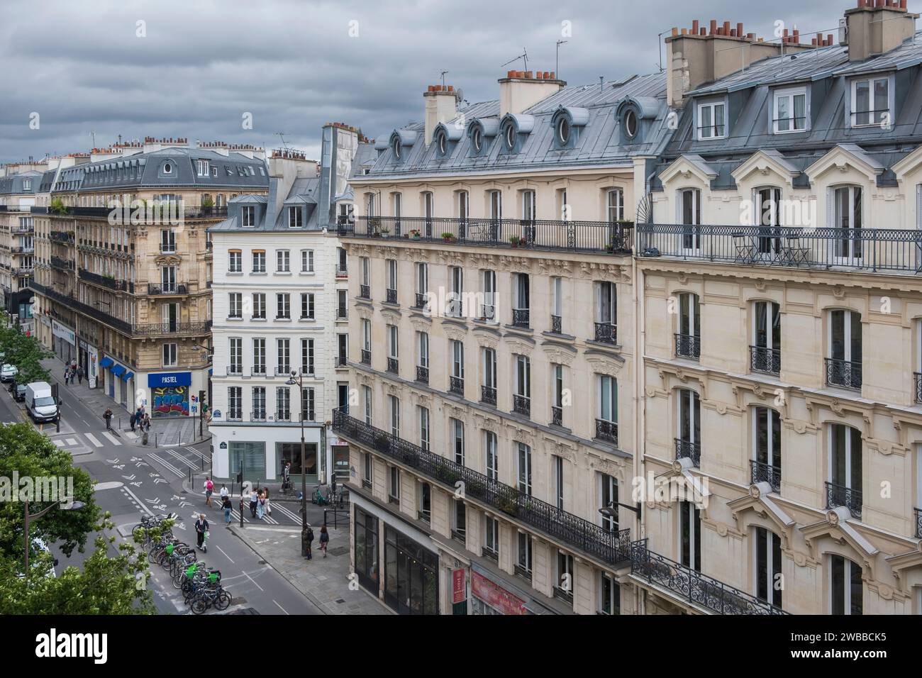 Scène de rue parisienne Banque de photographies et d’images à haute ...