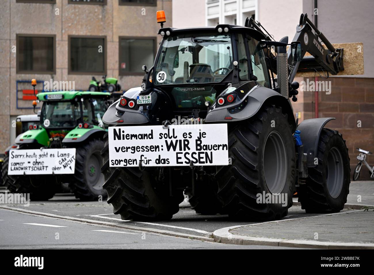 Teilnehmer der Bauernproteste fahren in Nürnberg mit ihren Traktoren im ...