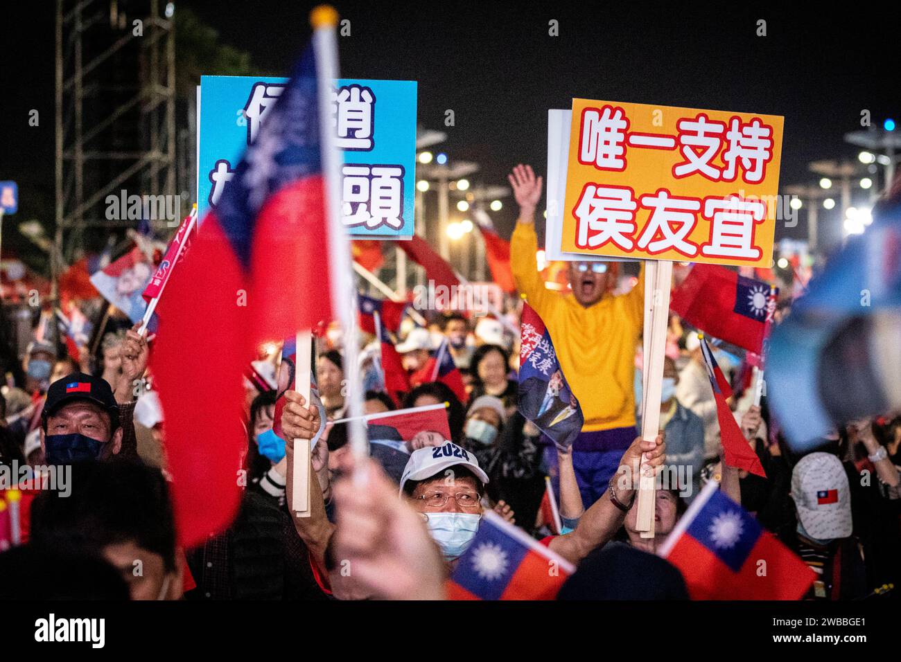 Un partisan tient une pancarte avec un slogan écrit « seulement ...