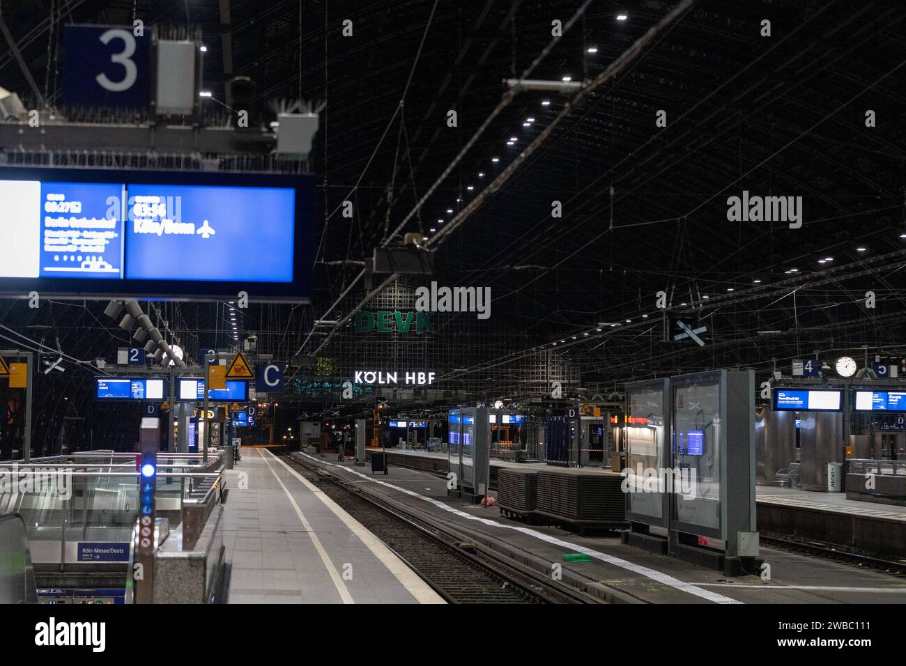 An den Informationstafeln werden aktuell nur verkehrende Züge angezeigt ...