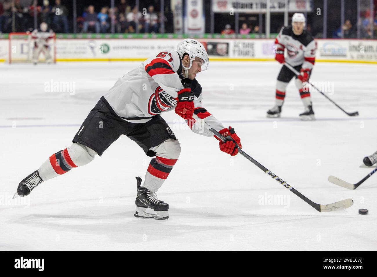 7 janvier 2024 : Xavier parent (67), attaquant des Devils d'Utica, tire ...